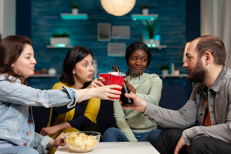 快乐开朗的多民族朋友碰杯啤酒高清摄影大图-千库网