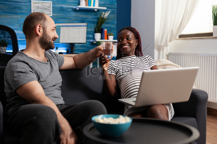 年轻的跨种族夫妇在家里带着设备期待孩子高清摄影大图-千库网