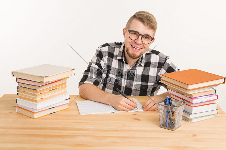 教育、学习、知识概念 — 微笑的年轻学生准备考试高清摄影大图-千库网
