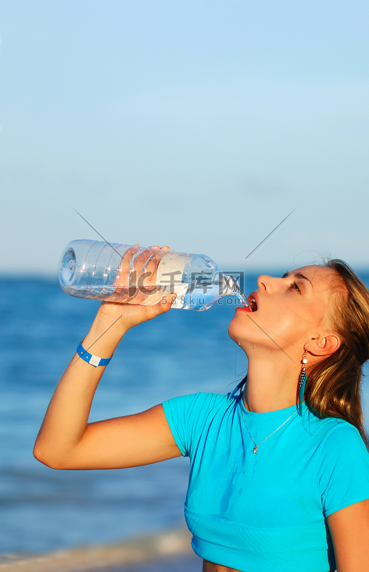 慢跑后喝水高清摄影大图-千库网