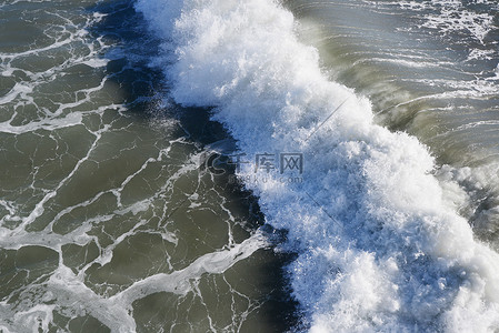 海滩上的波浪高清摄影大图-千库网