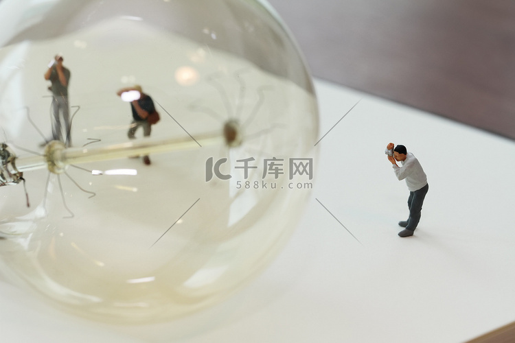 创意理念 — 带复古灯的微型摄影师高清摄影大图-千库网