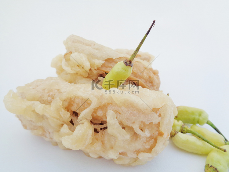 Tahu isi（也称为 tahu slomprot，tahu berontak），由油炸豆腐制成的印度尼西亚食品，里面装满了面条和切片蔬菜 ...