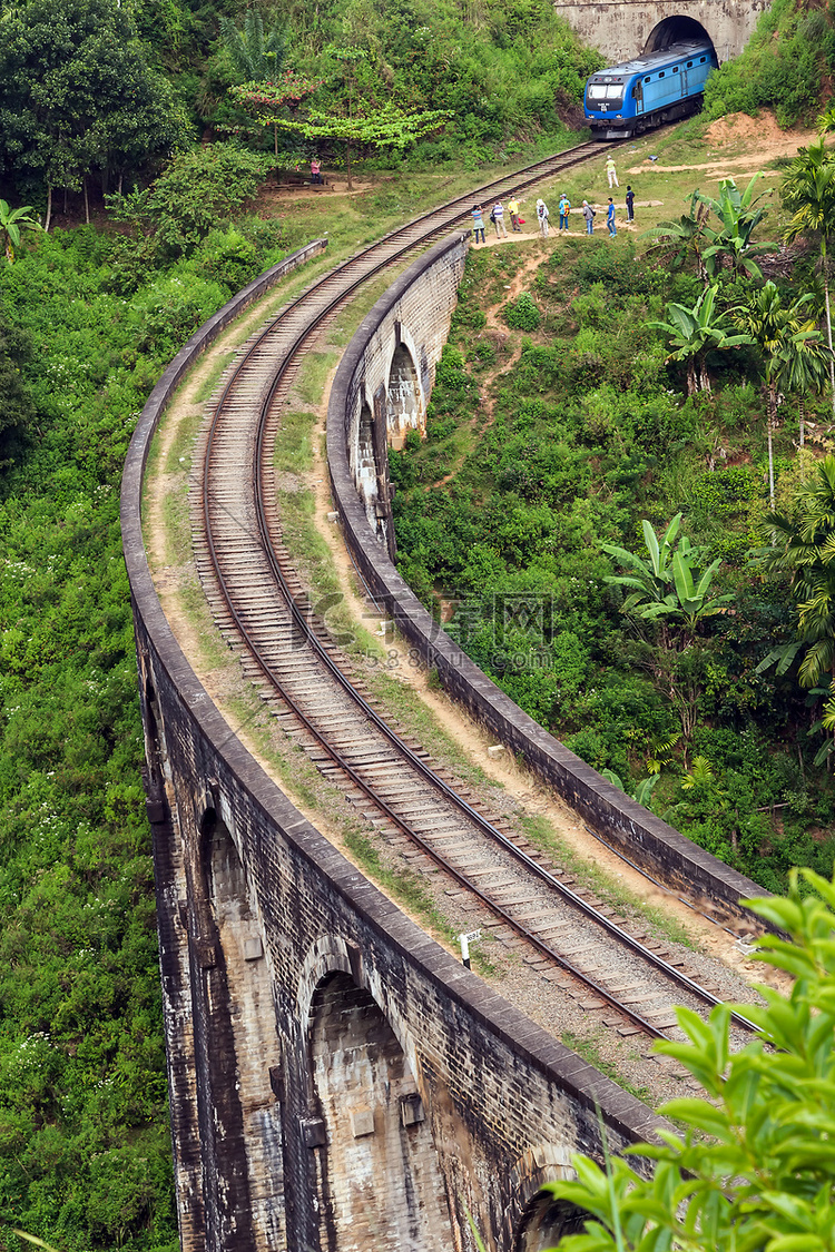在九拱门德摩达拉桥埃拉市斯里兰卡的火车。高清摄影大图-千库网