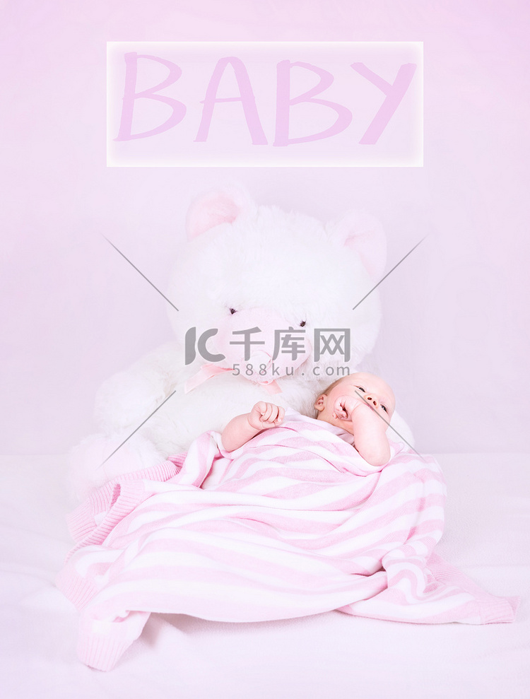 有泰迪熊的新出生的婴儿高清摄影大图-千库网