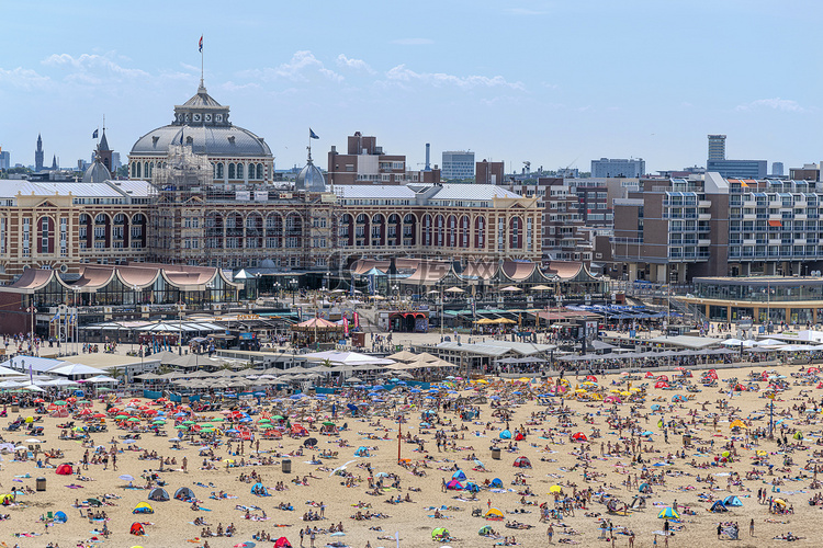 SCHEVENINGEN，2019 年 6 月 2 日-海牙海滩的鸟瞰图，拥挤的人们在夏天前炎热和阳光明媚的日子里享受日光浴。高清摄影大图-千库网