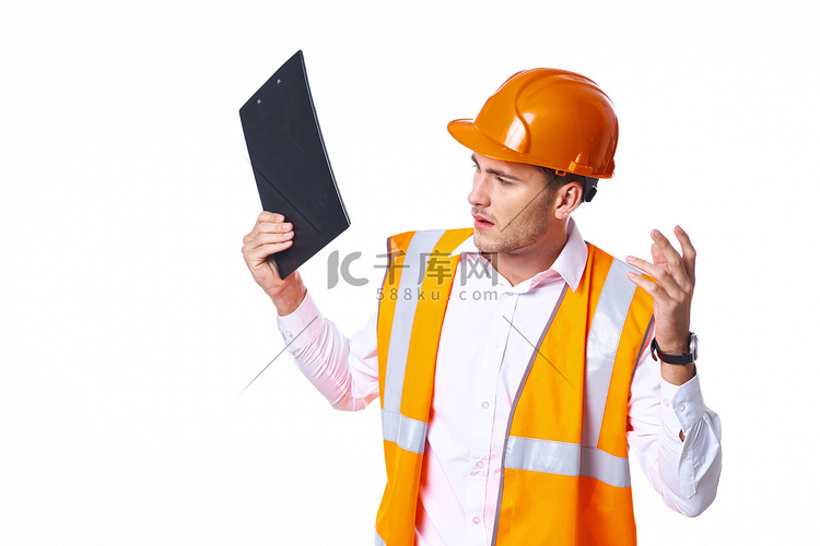 穿着橙色制服的工人在施工高清摄影大图-千库网