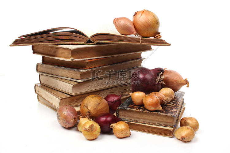 一堆旧教育书籍高清摄影大图-千库网