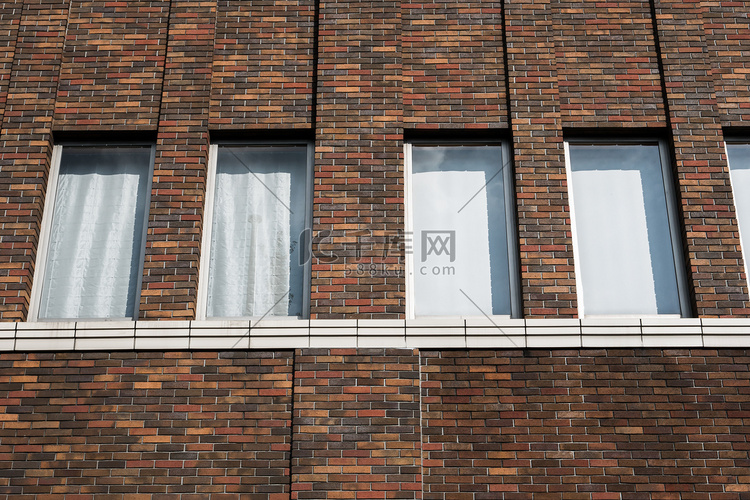 红色块装饰的老建筑样式高清摄影大图-千库网