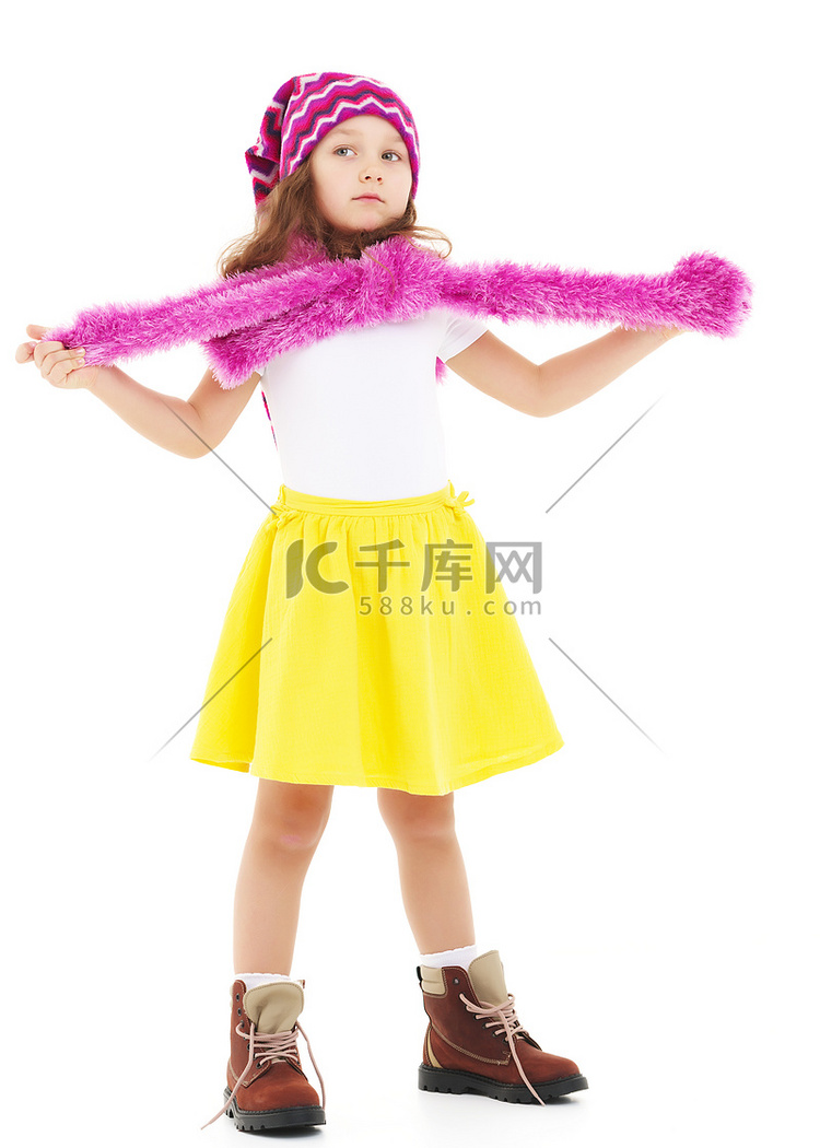 帽子和围巾的小女孩。高清摄影大图-千库网