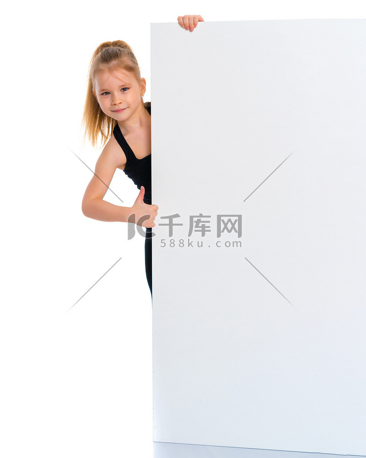 一个小女孩正从一面空横幅后面看。高清摄影大图-千库网