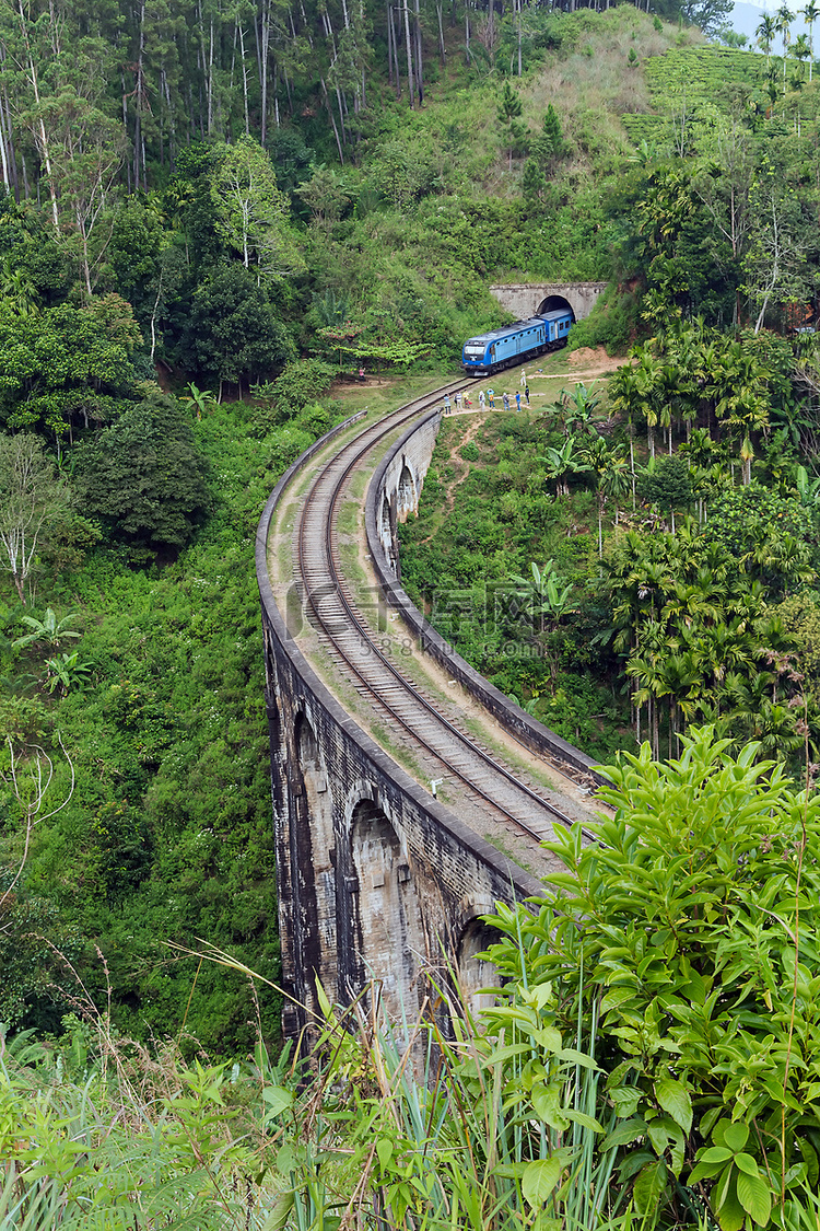 在九拱门德摩达拉桥埃拉市斯里兰卡的火车。高清摄影大图-千库网