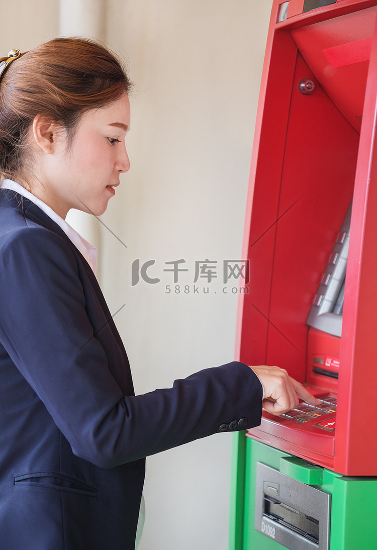 女性商务手在 ATM/银行机器上输入 PIN/密码高清摄影大图-千库网