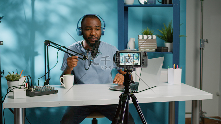 Vlogger 为在线播客录制视频并查看笔记本电脑高清摄影大图-千库网
