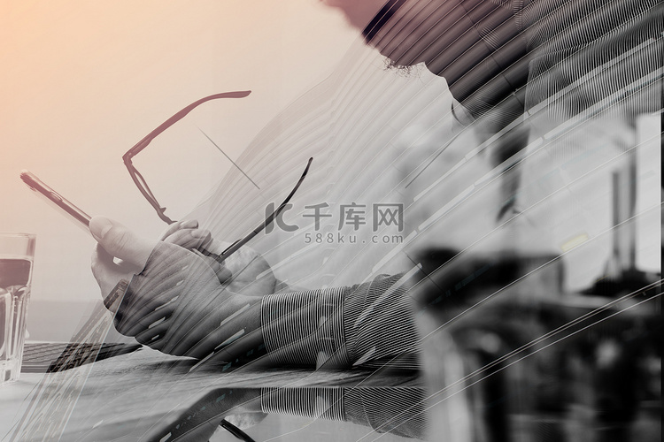 使用在线移动支付的商人手的双重曝光高清摄影大图-千库网