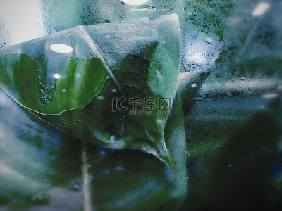 雨季雨背景中玻璃窗上的雨滴高清摄影大图-千库网