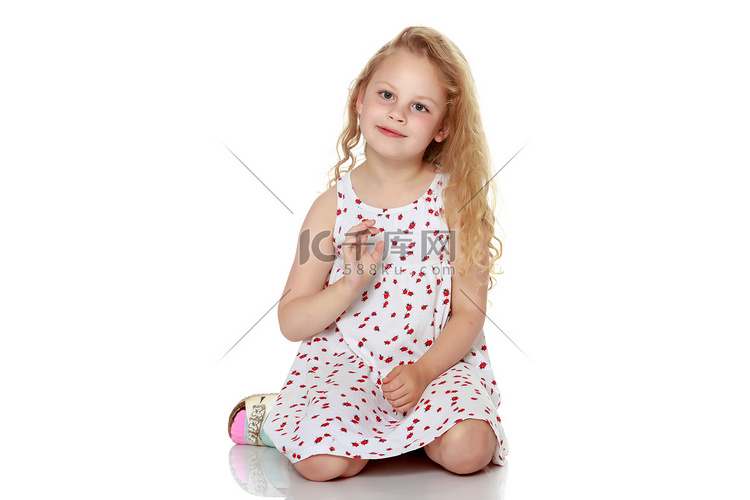 悲伤的小女孩高清摄影大图-千库网