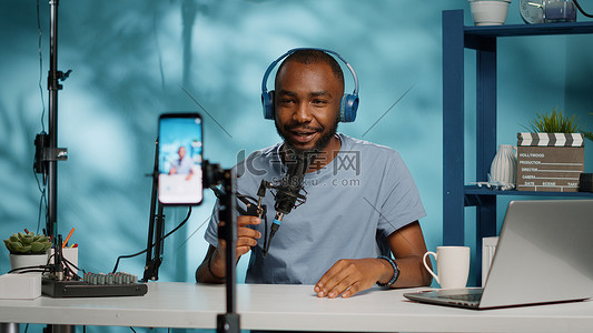 使用智能手机的 Vlogger 为 vlog 频道录制视频高清摄影大图-千库网