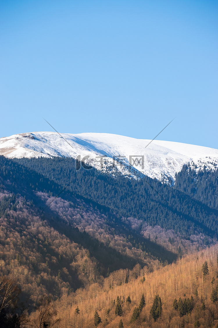 Iezer-Papusa 山脉及其雪峰和橙色自然的照片拍摄于罗马尼亚 Arges 的 Rausor 湖和大坝高清摄影大图-千库网