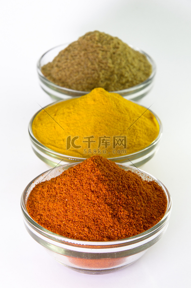 香料粉：白色背景中孤立的碗中的辣椒、姜黄和香菜。高清摄影大图-千库网