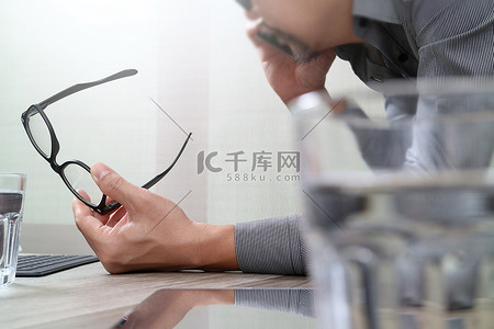 使用流动支付网上购物的商人手，铅笔， om高清摄影大图-千库网