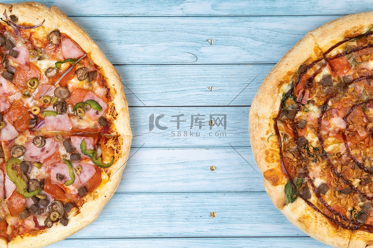 蓝色木质背景中两种不同的美味大比萨高清摄影大图-千库网
