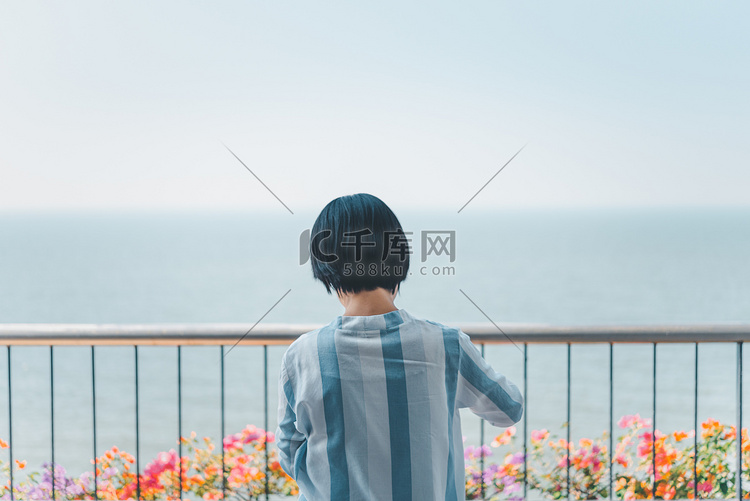 女性在概念旅行中在海上放松高清摄影大图-千库网