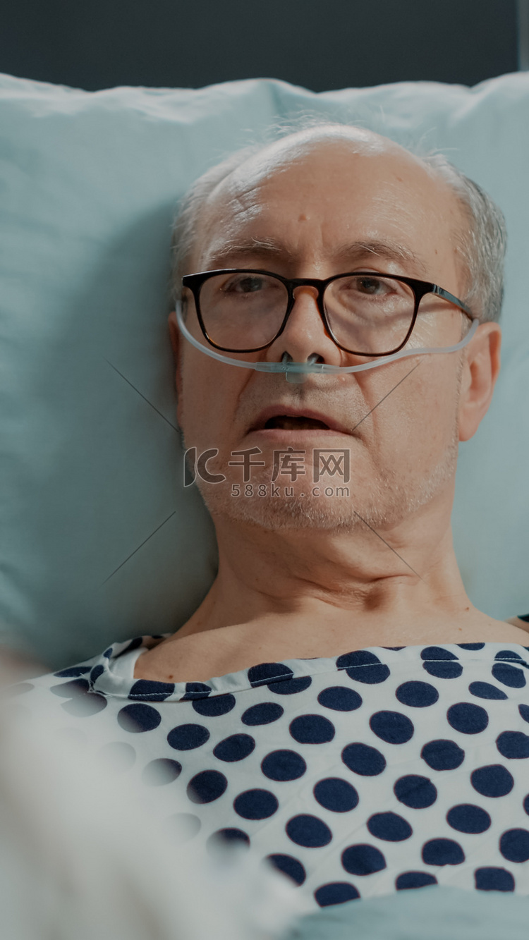 非裔美国医生在医院病房为病人提供咨询高清摄影大图-千库网