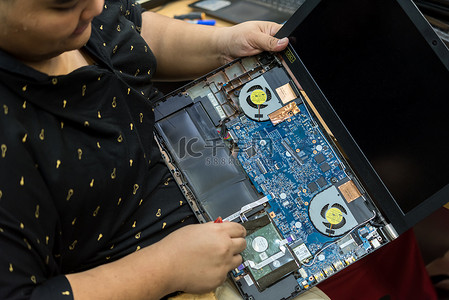 在商店检查笔记本电脑（膝上型电脑）以进行维修高清摄影大图-千库网