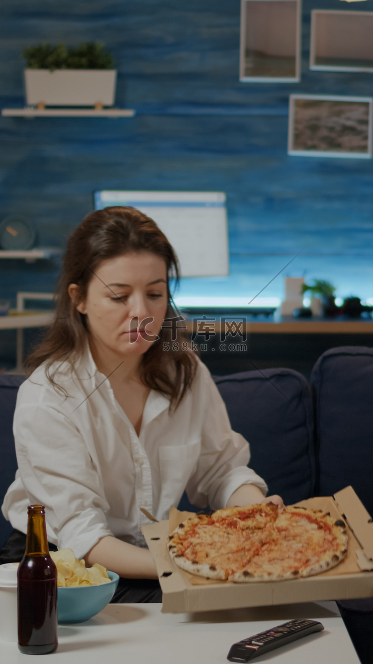 从送货员那里拿来一盒披萨的人放在桌上高清摄影大图 千库网