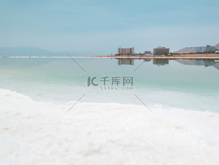 以色列 Ein Bokek 海滩死海盐晶体形成、清澈青色绿水的景观高清摄影大图-千库网