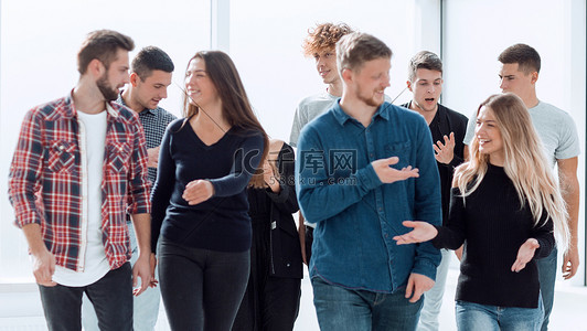 一群快乐的年轻员工讨论新业务高清摄影大图-千库网