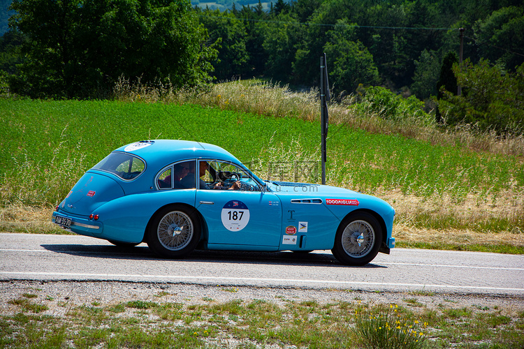 TALBOT-LAGO T26 GS 1950 在拉力赛 Mille Miglia 2022 的一辆旧赛车上，意大利著名的历史比赛（1927 ...