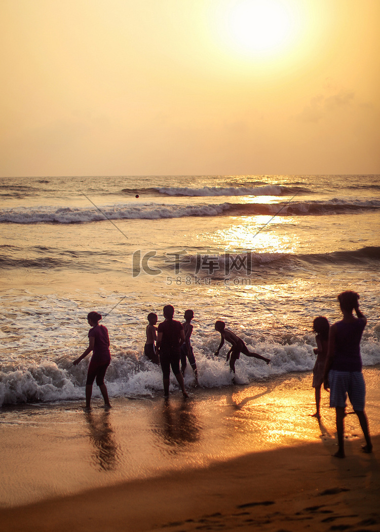 斯里兰卡卡卢特勒 — 2017 年 4 月 15 日：人物剪影，主要是在沙滩、大海和金色日落午后阳光下玩耍的儿童。高清摄影大图-千库网