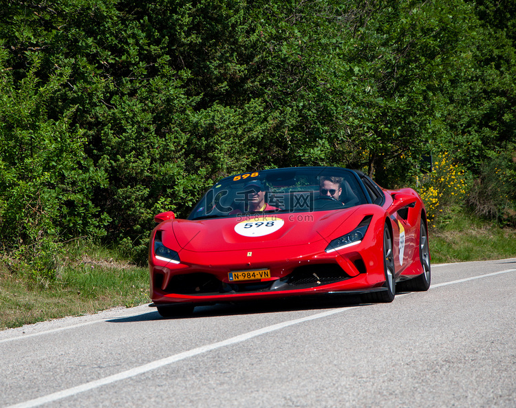 法拉利致敬法拉利 F8 Spider 在 2022 年 Mille Miglia 拉力赛中驾驶一辆旧赛车高清摄影大图-千库网