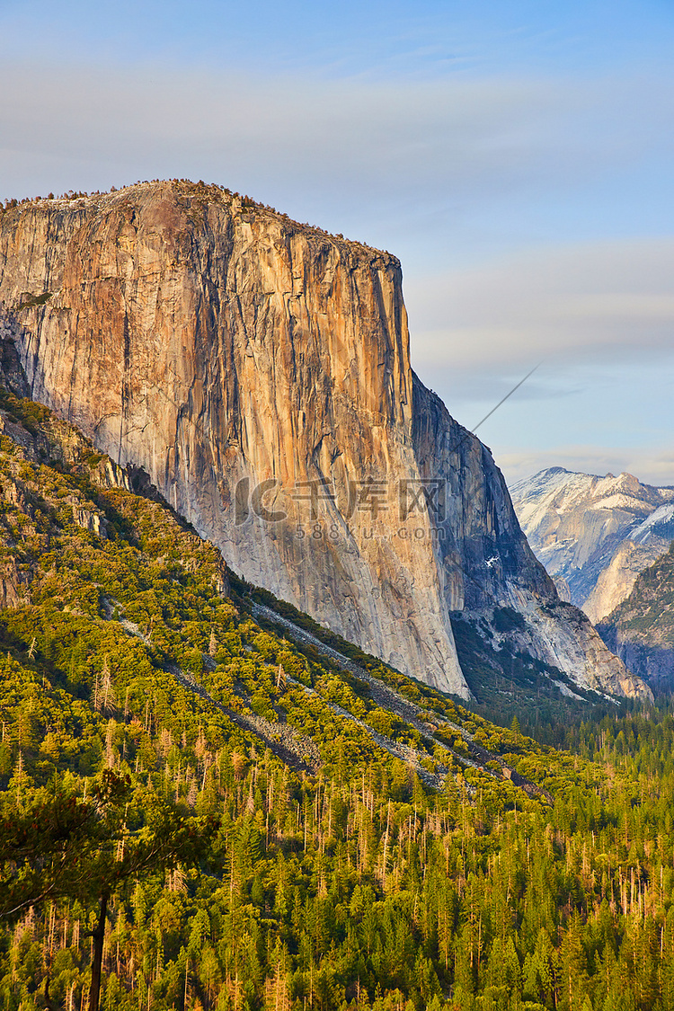 优胜美地隧道景观日落时标志性的 El Capitan高清摄影大图-千库网