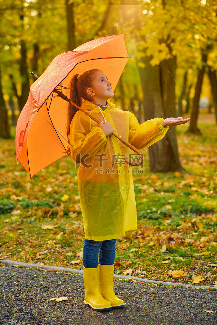 快乐的孩子在秋季公园接雨滴高清摄影大图-千库网