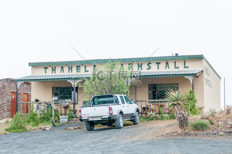 Jansenville 和 Graaff Reinet 之间的农场摊位高清摄影大图-千库网