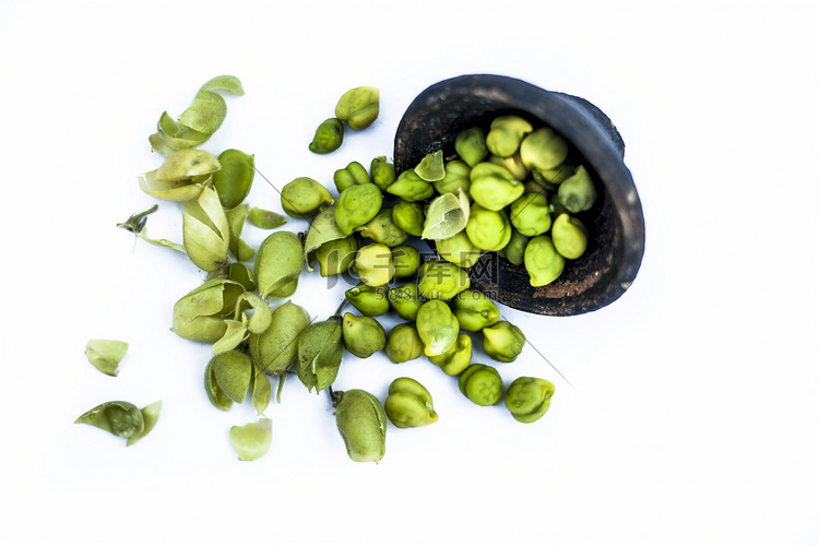 Ginjua 或 gingua 或鹰嘴豆或鹰嘴豆或埃及豆在粘土碗中隔离在白色。高清摄影大图-千库网