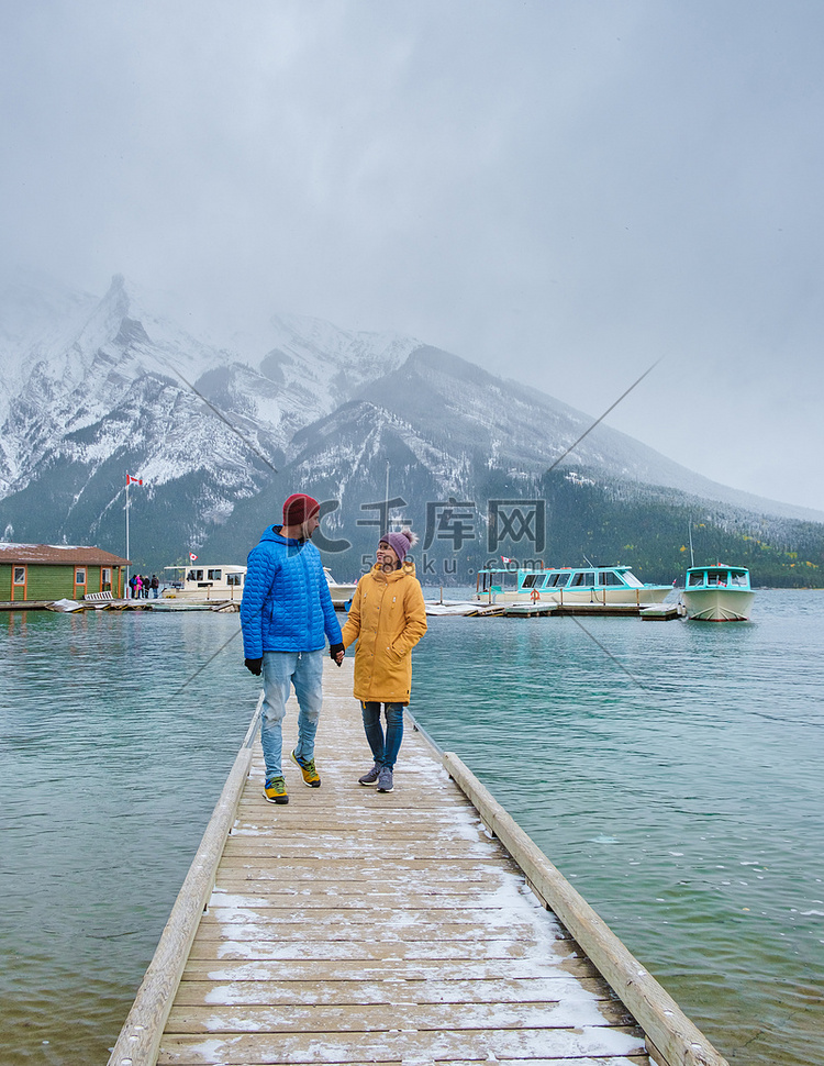 加拿大艾伯塔省班夫加拿大落基山脉的 Minnewanka 湖，加拿大绿松石水高清摄影大图-千库网