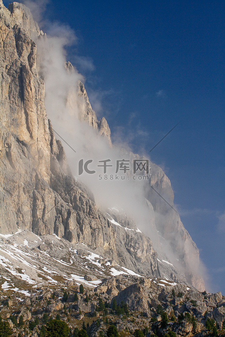 在阳光明媚的日子里，Langkofel 边上挂着一些云。 高清摄影大图-千库网