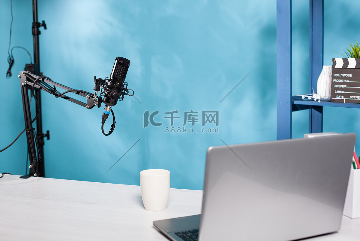 专业麦克风旋转吊臂支架在空的 vlog 广播工作室高清摄影大图-千库网