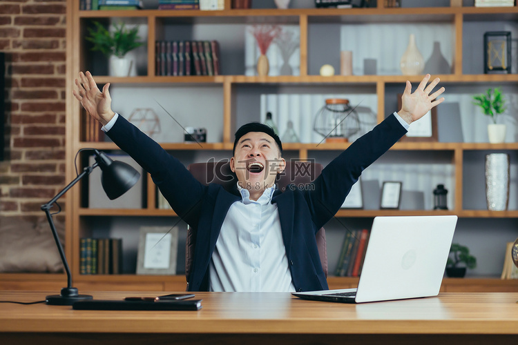 快乐的亚洲老板看着镜头，庆祝商业胜利高清摄影大图-千库网