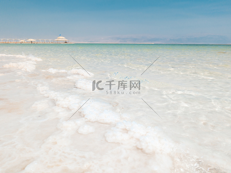 以色列 Ein Bokek 海滩死海盐晶体形成、清澈青色绿水的景观高清摄影大图-千库网