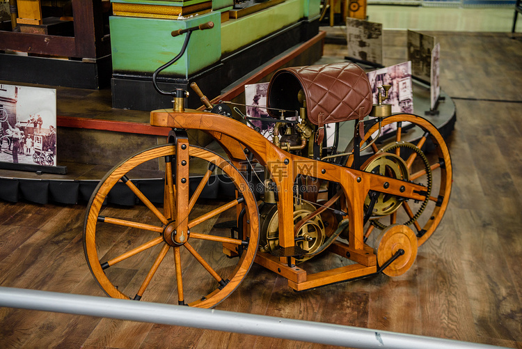 德国辛斯海姆 — MAI 2022：木制摩托车戴姆勒骑战车高清摄影大图-千库网