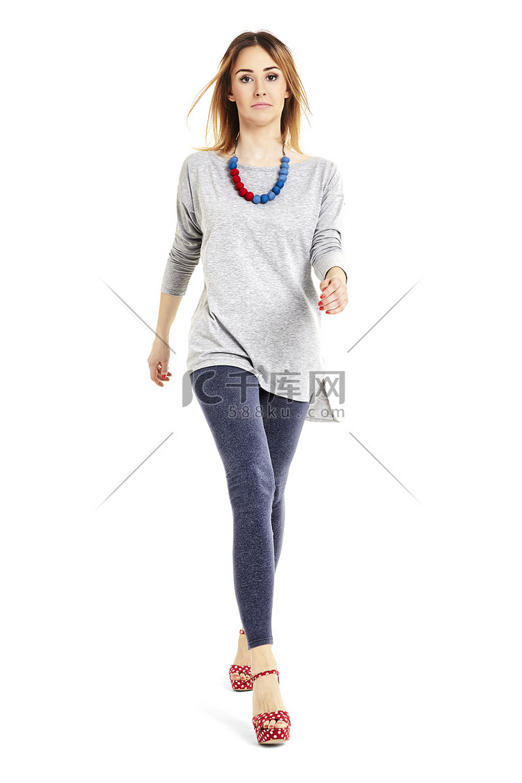 向前走的女人高清摄影大图-千库网