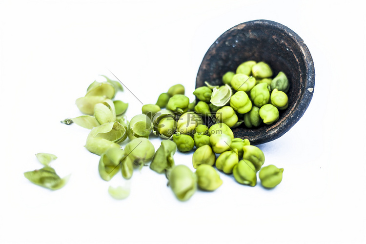 Ginjua 或 gingua 或鹰嘴豆或鹰嘴豆或埃及豆在粘土碗中隔离在白色。高清摄影大图-千库网