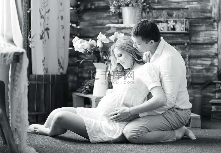 幸福夫妻的肖像 — 丈夫和怀孕的妻子高清摄影大图-千库网