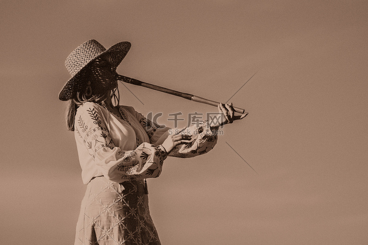 女人吹木笛-乌克兰 telenka，tylynka。高清摄影大图-千库网