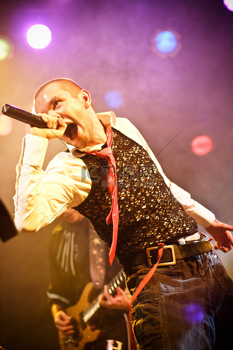 莫斯科 — 3 月 9 日：Razoom 乐队在 Marc 的 OTV2 现场表演中表演高清摄影大图-千库网